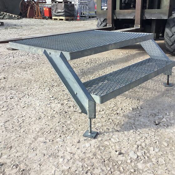 Tsingitud metallist trepp platformiga (193792381) - Osta.ee