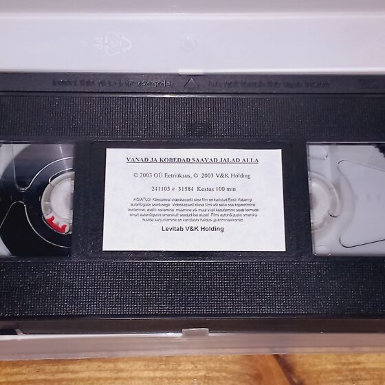 VHS. Eesti komöödia "VANAD JA KOBEDAD SAAVAD JALAD ALLA" (199180252) - Osta.ee