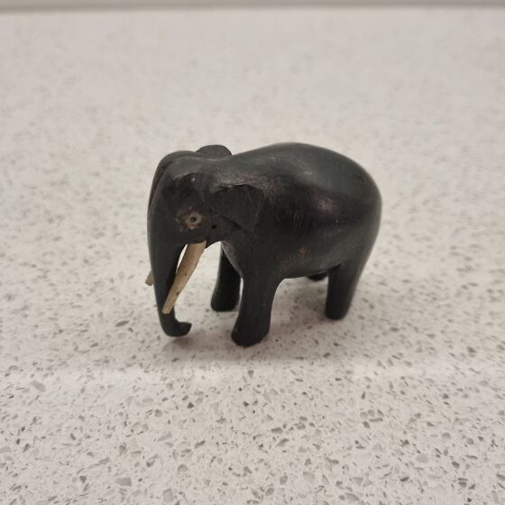 Väike mustast puust õnnetoov elevant, kuju, võhad luust. (201037403 ...
