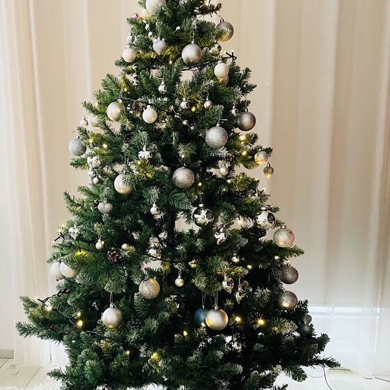 Müüa ilus jõulukuusk koos ehete ja tuledega! (203926848) - Osta.ee