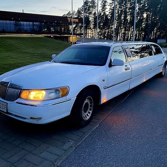 Limusiin Lincoln Town Car (194346802) - Osta.ee