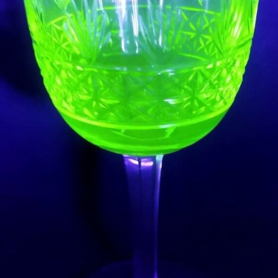 Uraanklaasist veiniklaas (217777173) - Osta.ee