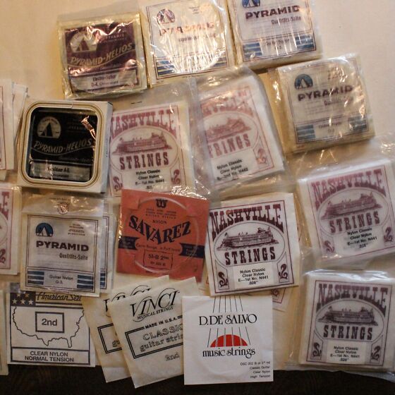 Suurem kogus kitarri keeli. (201848185) - Osta.ee