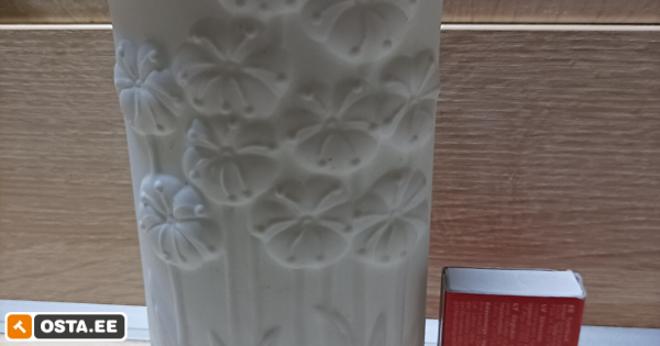 Vaas, valge, reljeefsete lilledega (224605987) - Osta.ee